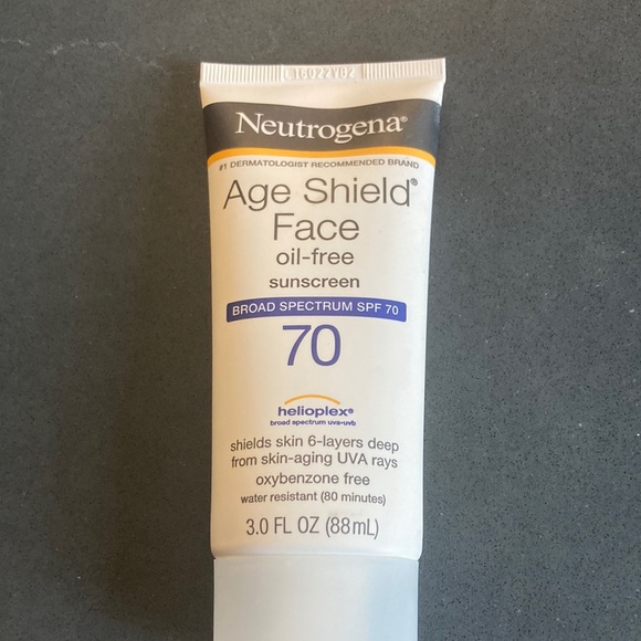 Neutrogena | Bath & Body | Neutrogena Broad Spectrum Spf 7 Age Shield ...